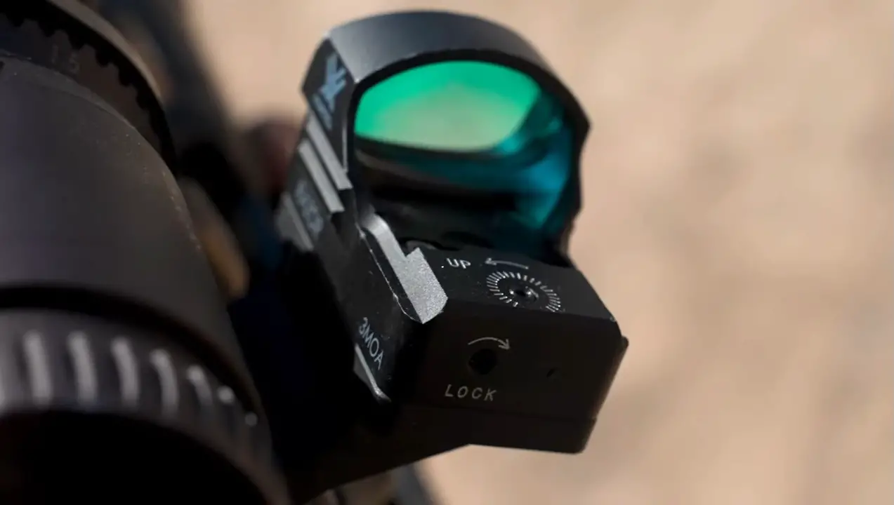 AR-15 Offset Red Dot: Yay or Nay? [A Complete Guide] | Reload Your Gear